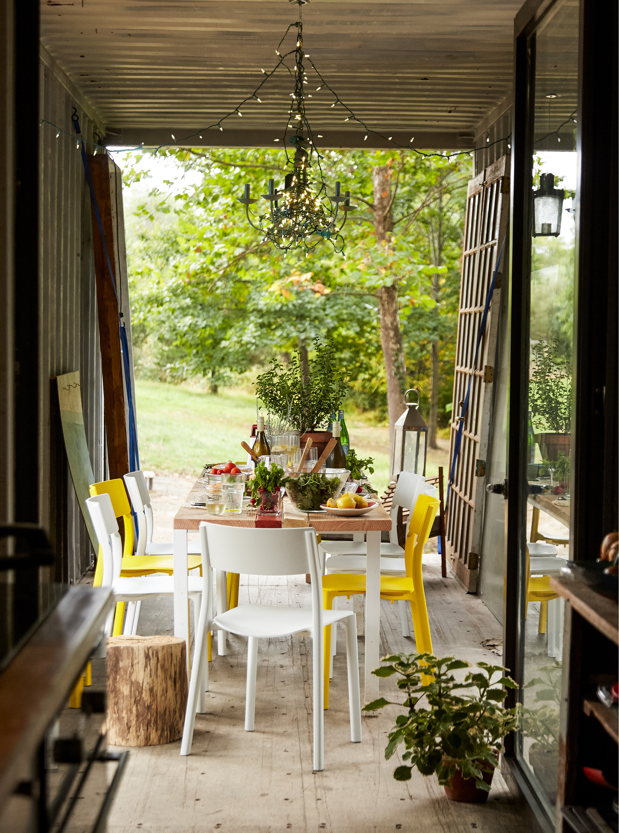 An indoor-outdoor dining space in a self-built home - IKEA