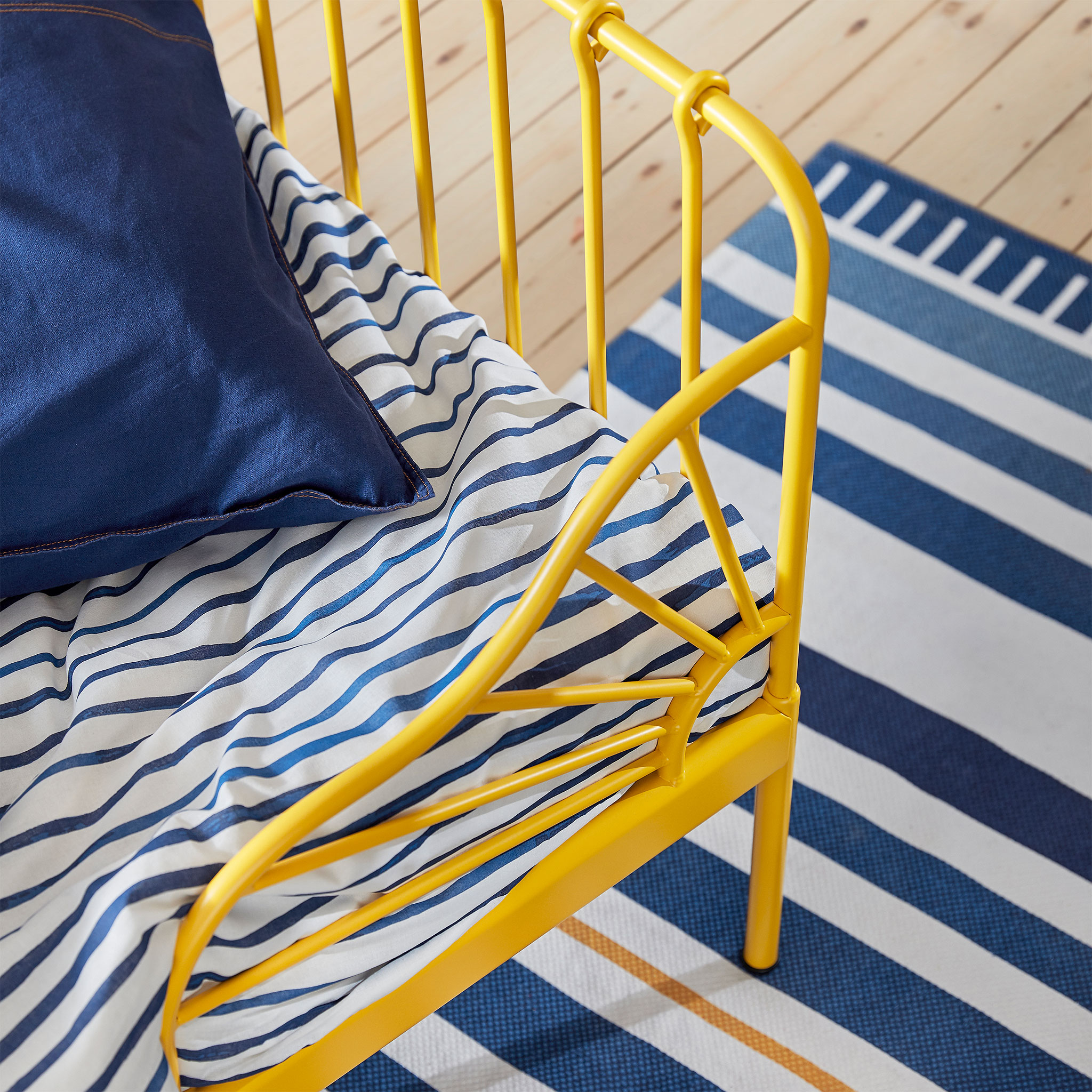 Minnen yellow bed store